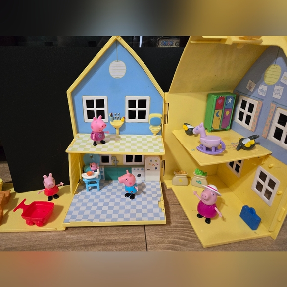 Peppa Pig | Toys | Peppa Pig Playhouse With Figures Blue And Yellow ...